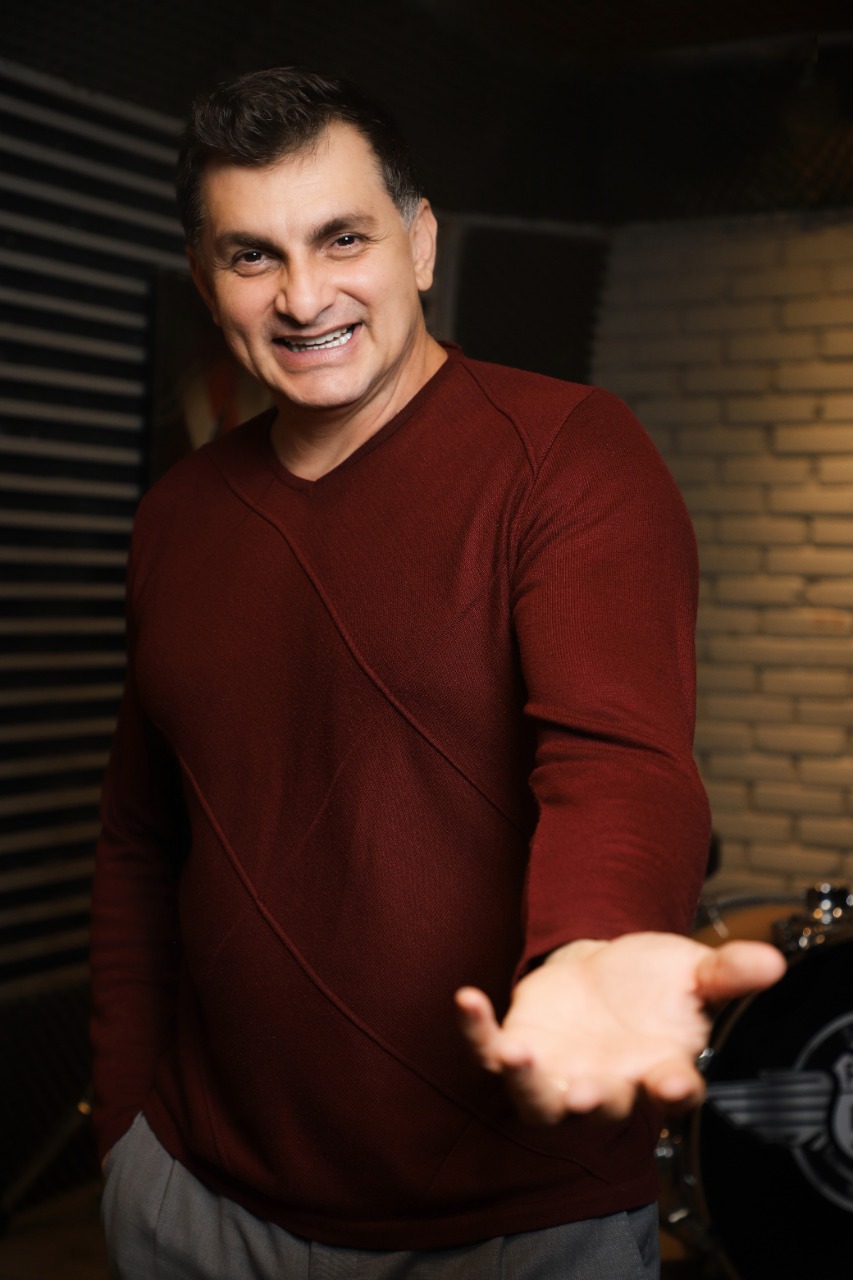 Cantor Nicolas Jr comemora 22 anos de carreira com show no Teatro ...