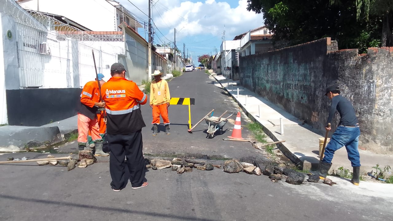Prefeitura Implanta Canaletas E Recupera Drenagem Em Via Do Conjunto