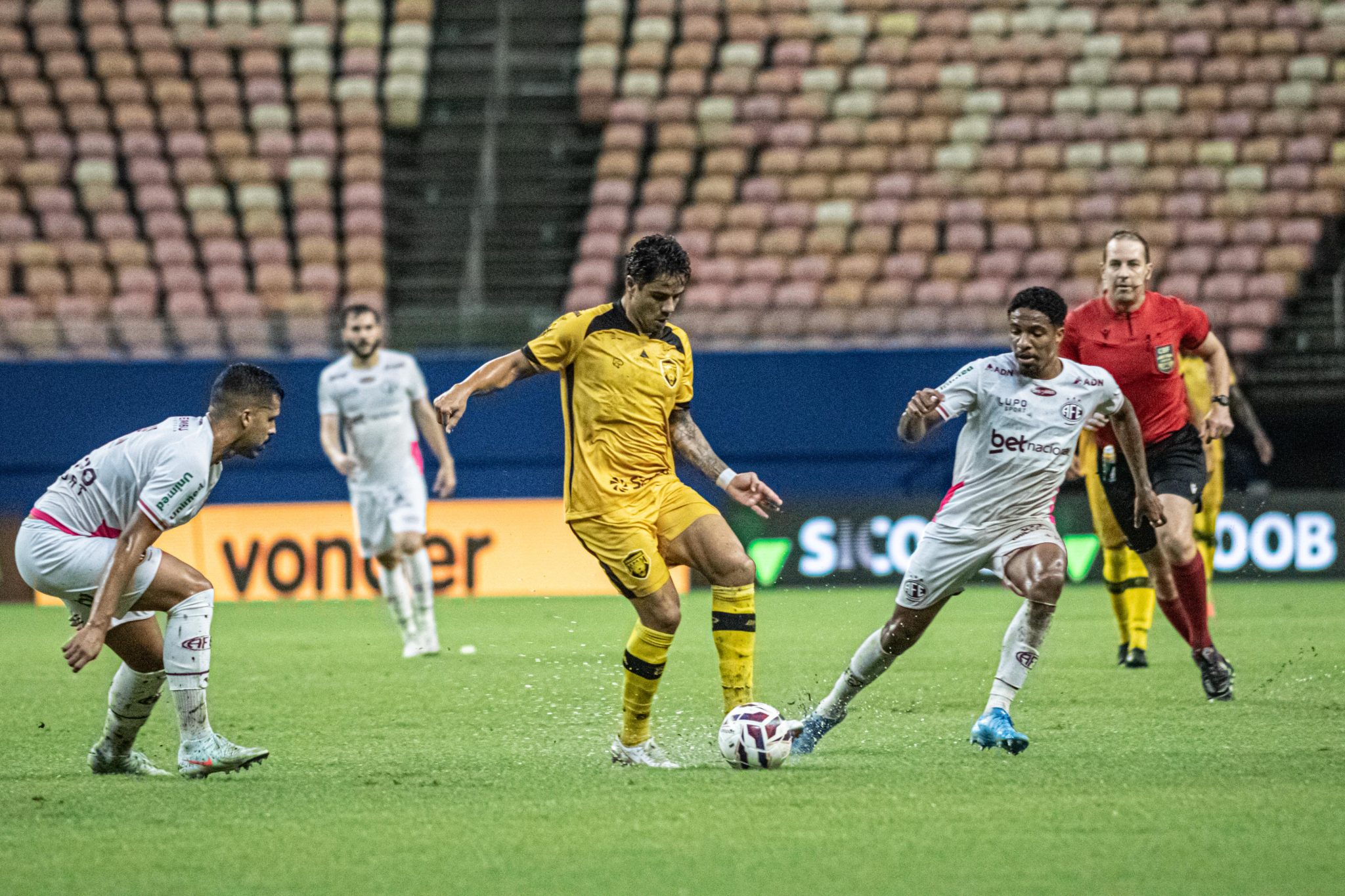 Amazonas FC empata com Ferroviária-SP em estreia na Arena da Amazônia ...